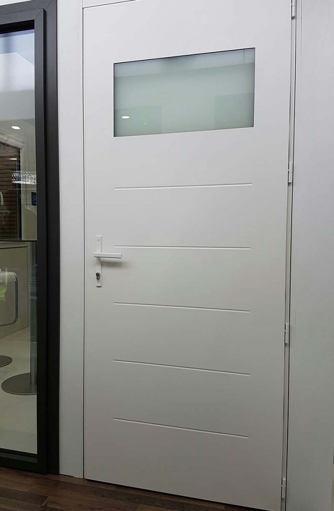 Type de réalisation : Portes de service acier - Lyon Fenêtres